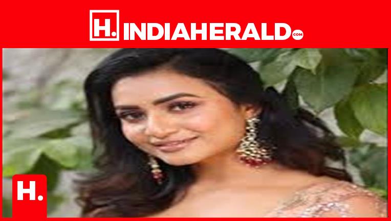 Serial Heroine Janani Ashok? Swimming Photos released in bi