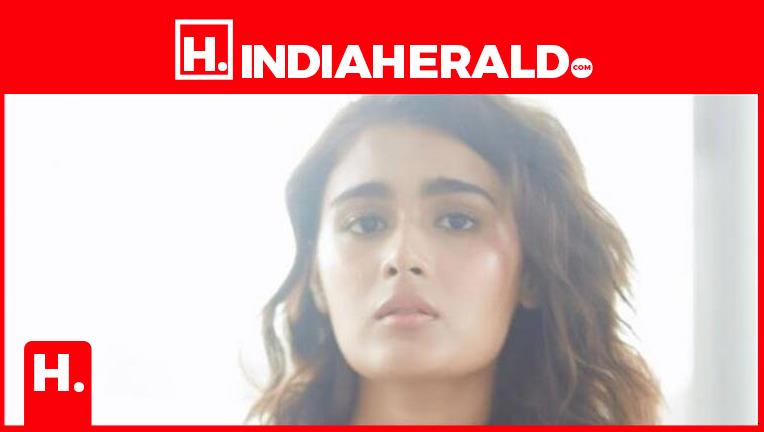 Shalini Pandey s Marvelous Leg Show - Hot Photos