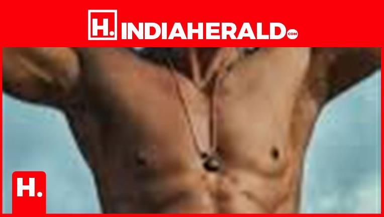 Six-packs at 59 years old.. SRK s diet secret..