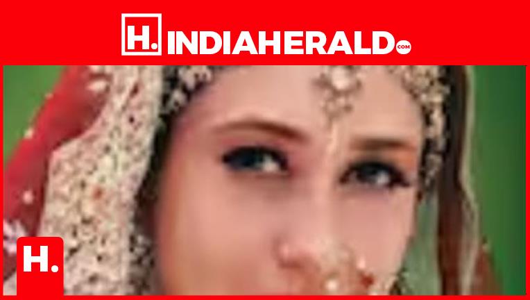 This superstar kissed the hand of the bride Karishma in fro