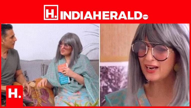 Twinkle was seen asking for work from Akshay Kumar?