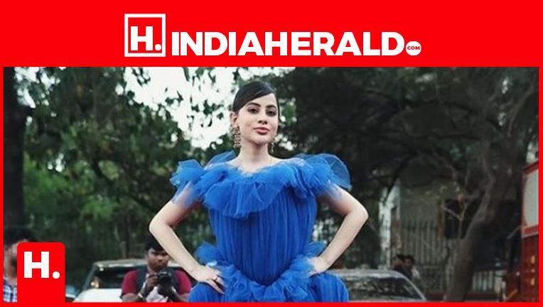 Urfi Javed leaves all SHOCKED with her 100 Kg dress