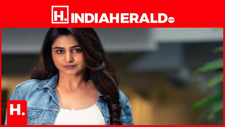 హాట్ అందచందాలతో మైమరిపిస్తున్న యాంకర్..