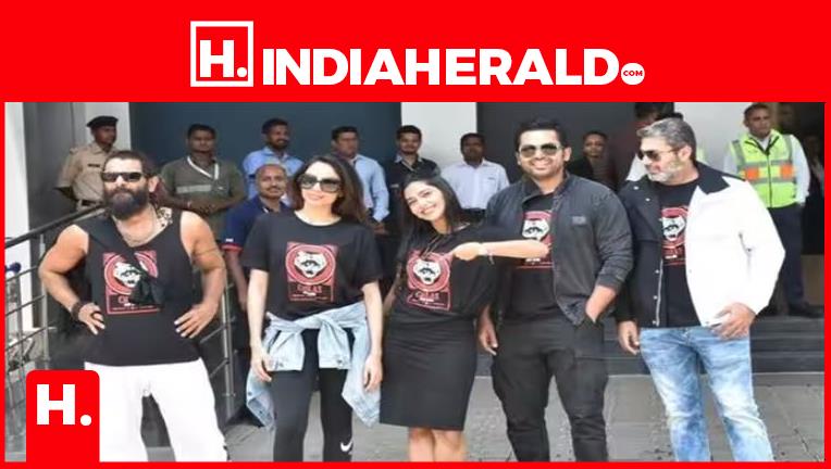 Vikram in Mass Look.. PS2 team rocked Mumbai..