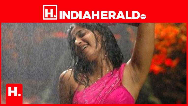 Anushka Shetty Hot Photos Collection Exposing Teasing Curve