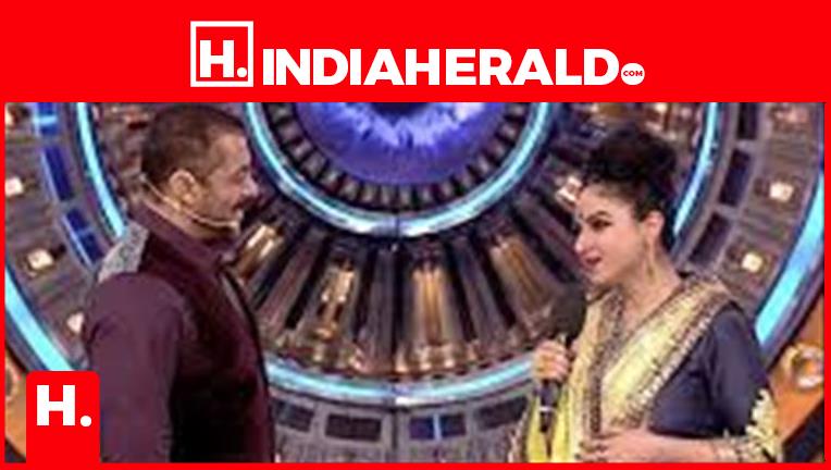 Bigg Boss 9 fame shared a photo of her son in her lap