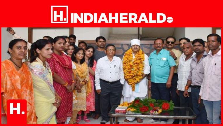 BJP candidate Shailendra Jain was distributing gifts to wom