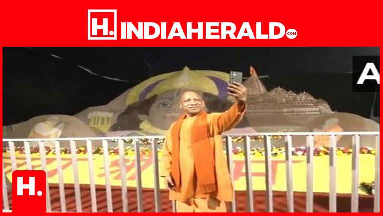 CM Yogi s different style, took selfie in Ram Katha Park