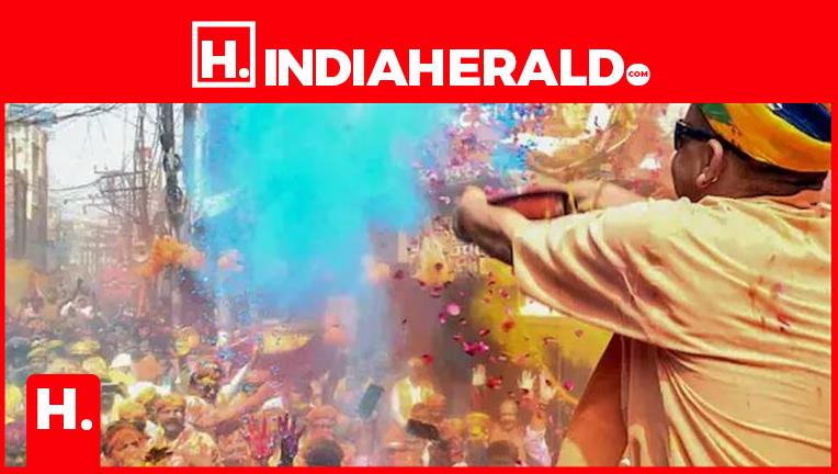 Holi celebrated in Gorakhpur, CM Yogi spread colors
