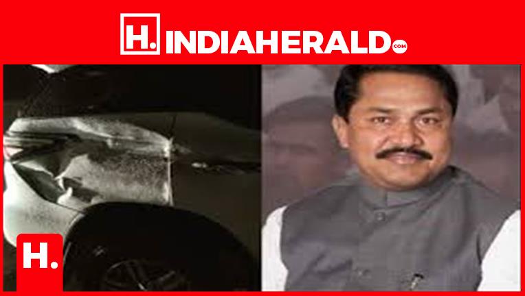 Maharashtra Congress President s car was hit by a truck.