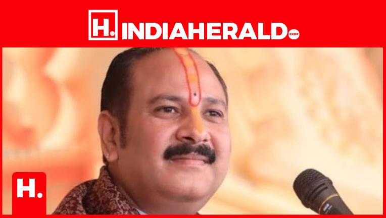 remanand Maharaj angry at Pandit Pradeep Mishra