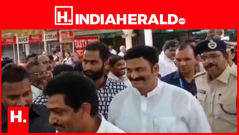 ఏపీ: ఎయిర్ పోర్టులో RRR కు షాక్.. జై జగన్ అంటూ..