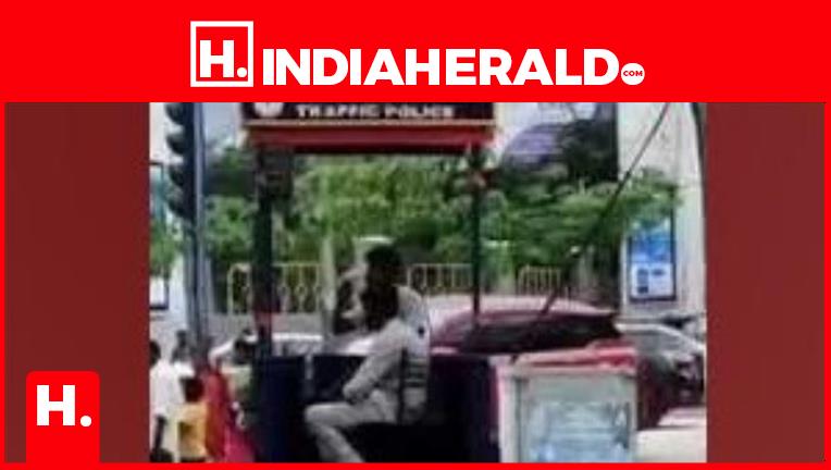 Telangana Hyderabad Men Caught Drinking Alcohol Inside Traf