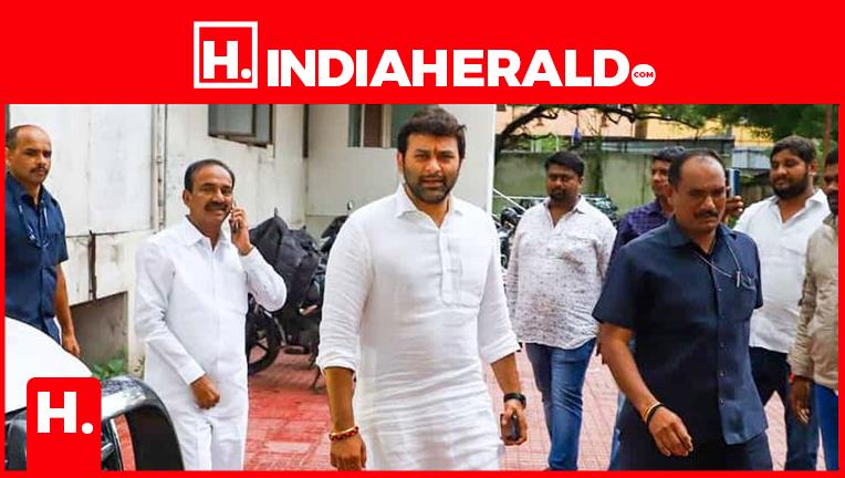 Telangana - Vikram Goud meets Eatala Rajender, sets off spe