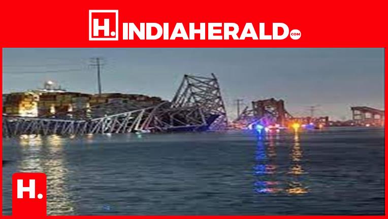 The American bridge collapsed after the ship crashed A bun