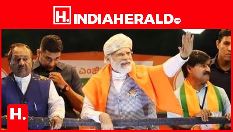 Video - Mobile Phone thrown on PM Modi s face during Roadsh