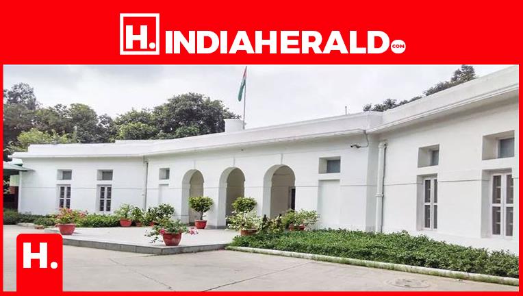 What are the facilities in 10 Janpath Bungalow?