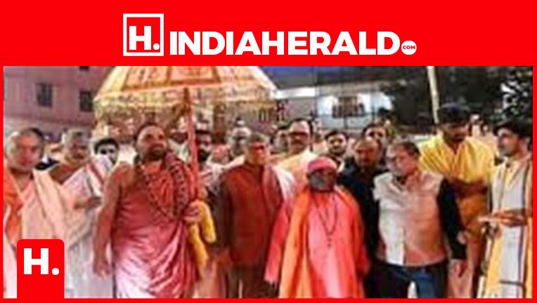 Shankaracharya of Shringeri Math reached Gorakhnath temple