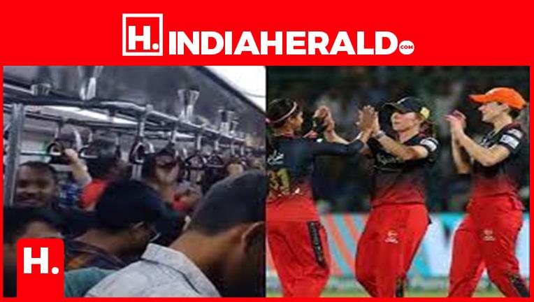 WPL 2024: Fans Chant RCB RCB on Delhi Metro Train..