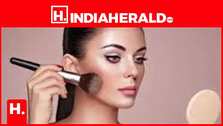 Powder vs Liquid Highlighter: Which Type Gives You the Ulti