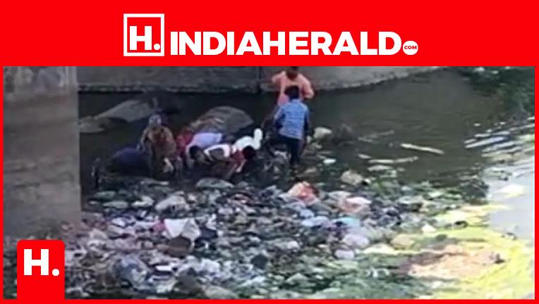 VIRAL - People Seen Jumping Into Drain To Collect Currency